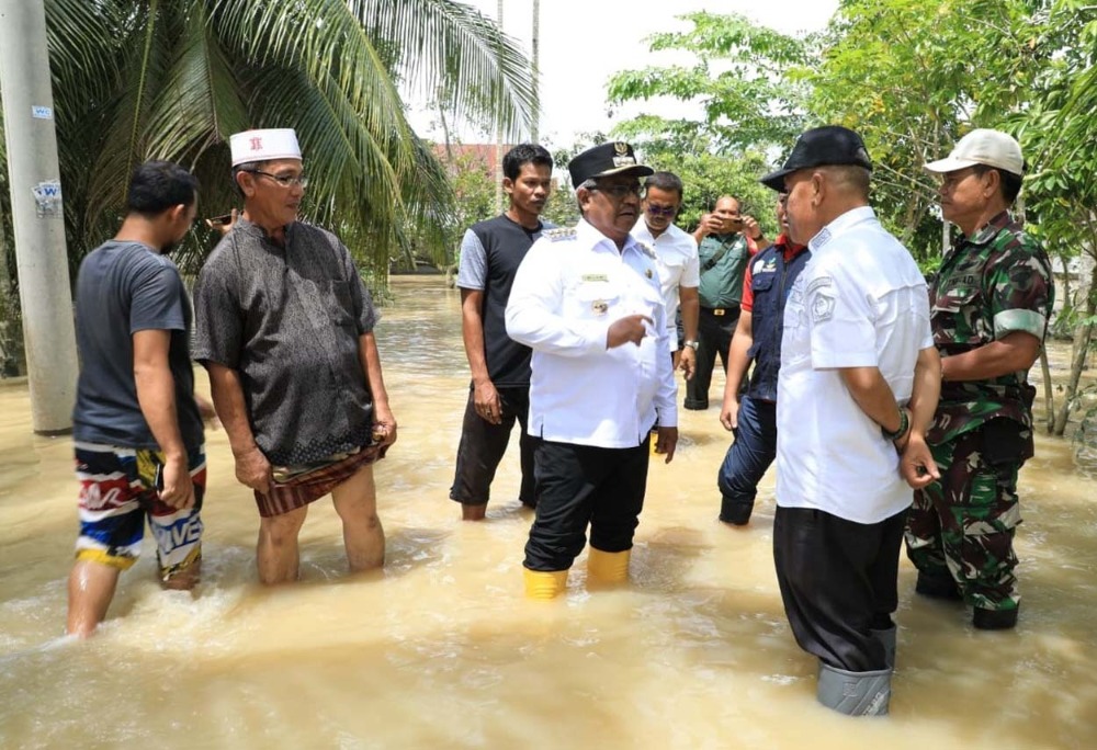 Pj Bupati Mahyuzar Tinjau Korban Terdampak Banjir Pj Bupati Mahyuzar Tinjau Korban Terdampak Banjir